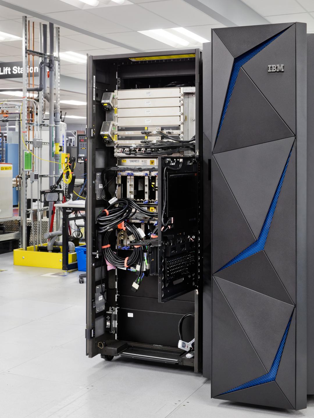 Nuovo IBM Z: il mainframe che crittografa ogni cosa Nuovo IBM Z: il mainframe che crittografa ogni cosa